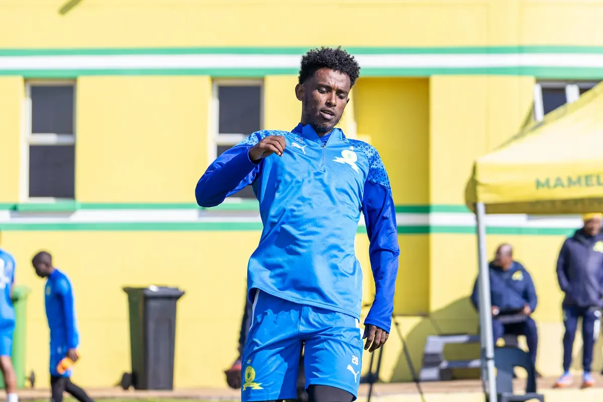 Struggling Mamelodi Sundowns star signs for neighbours
