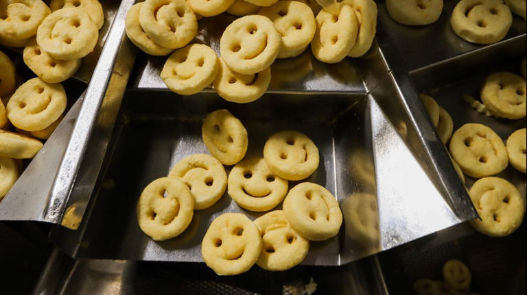How Do Smiley Fries Get Their Iconic Grin? We Found Out Exactly How ...