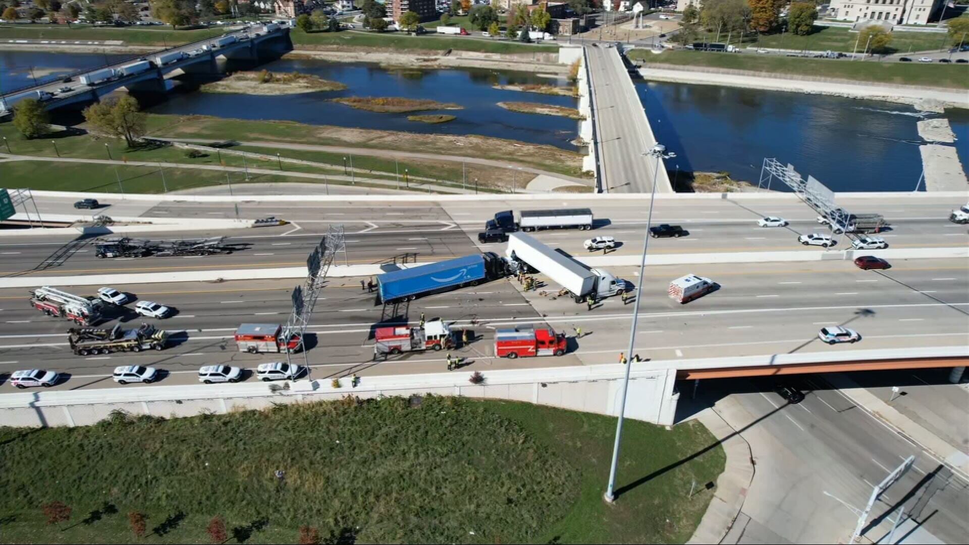 1 killed in multi-vehicle crash involving Amazon semi on I-75 NB