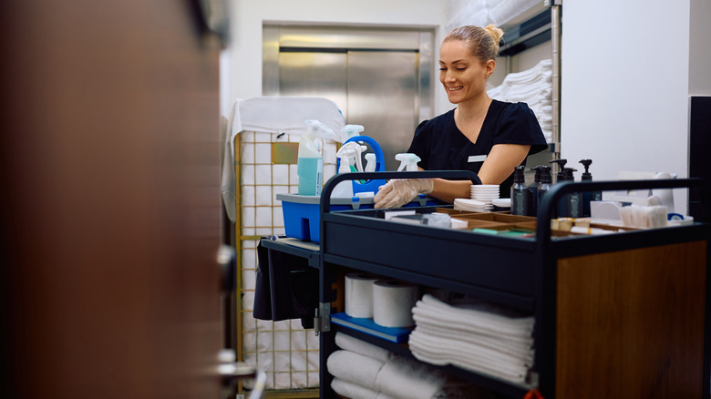 This Simple Bit Of Clothing Etiquette Goes A Long Way With Hotel Staff