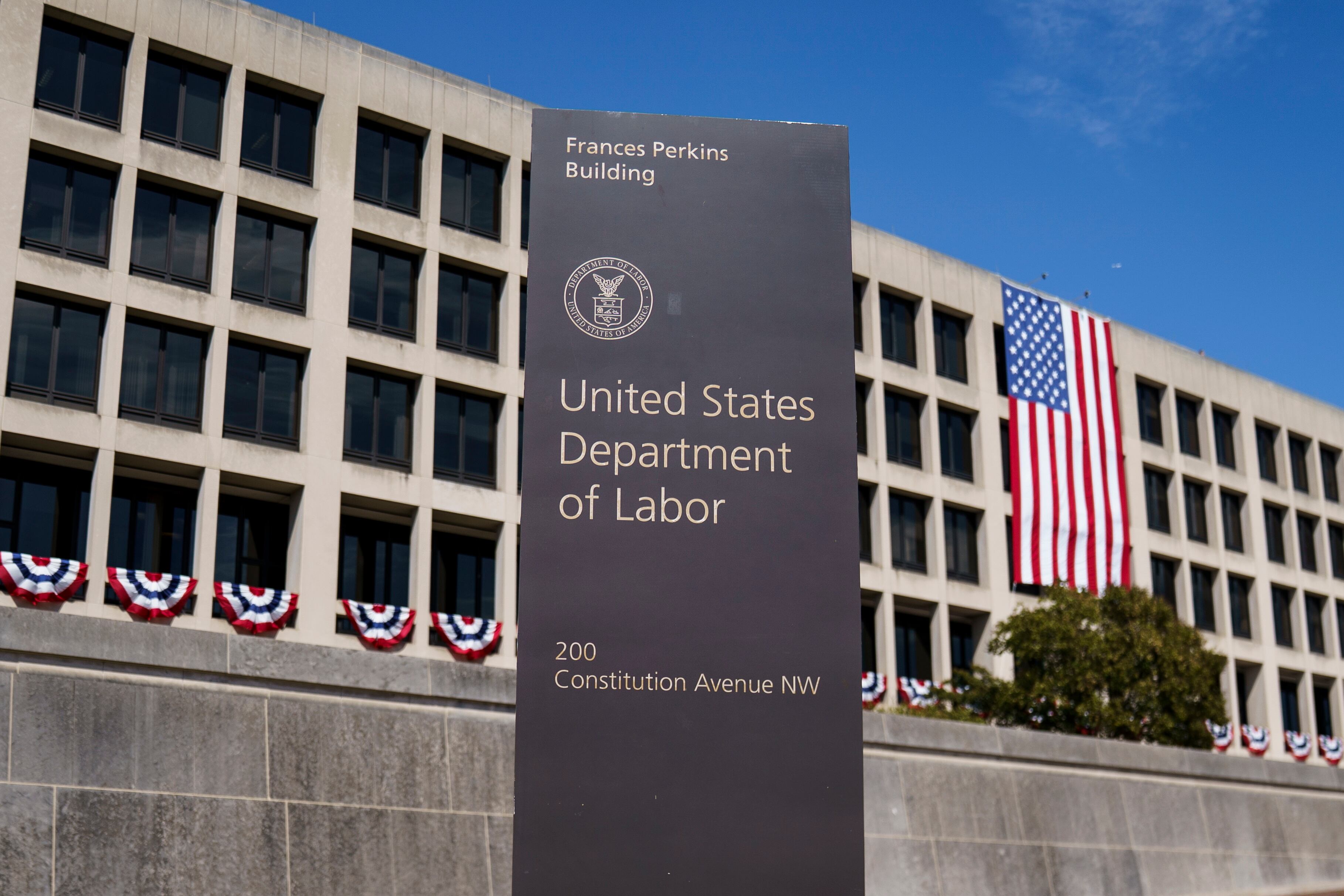 U.S. Job Losses Hit 153,000, 22-Year High