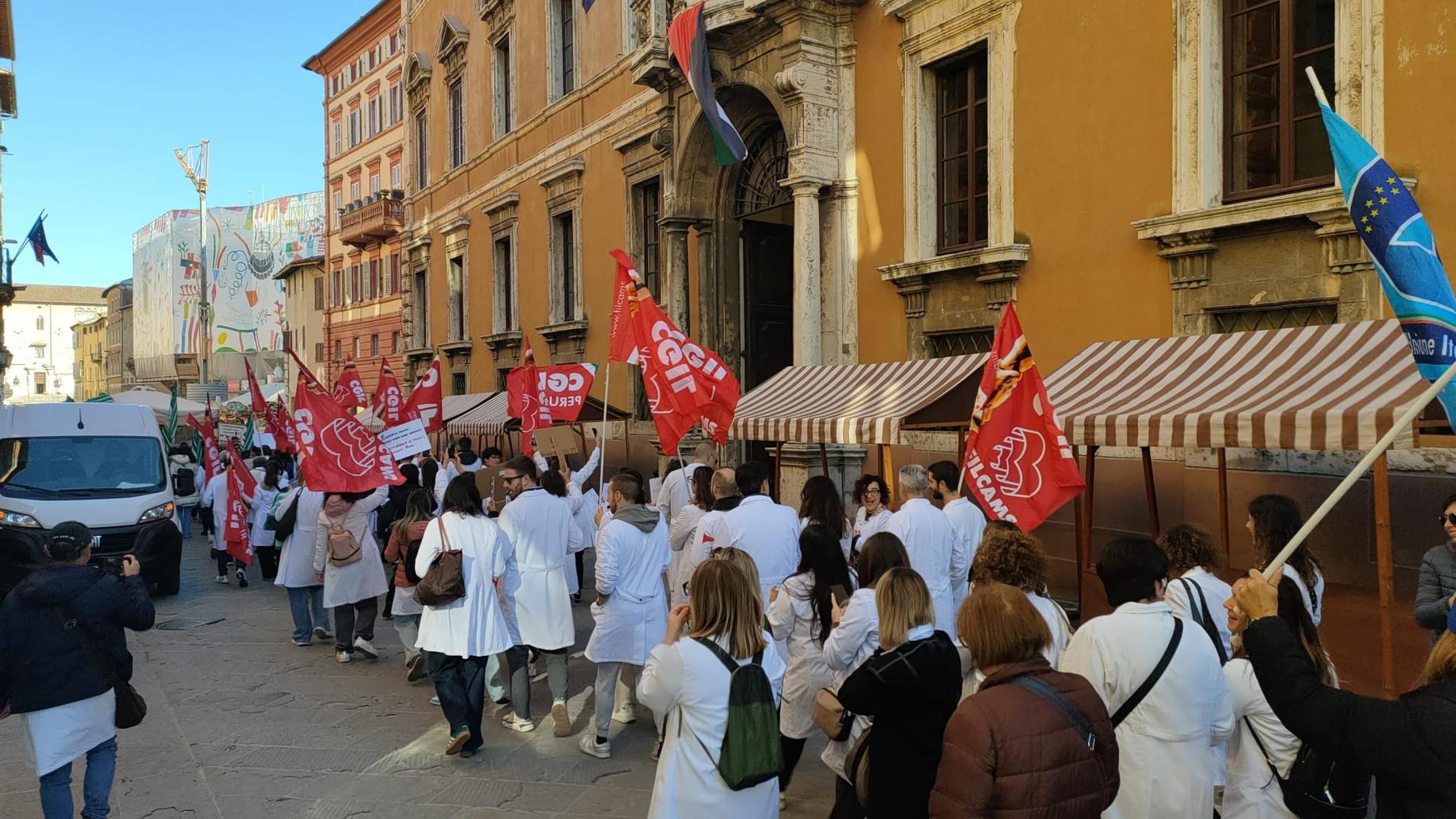 Centinaia di farmacisti in piazza a Perugia