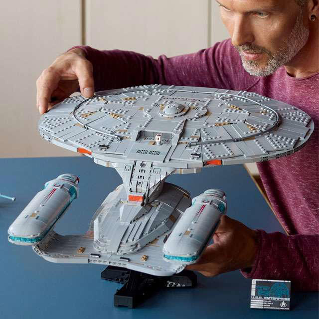 LEGO nell'universo di Star Trek: arriva il set della USS Enterprise