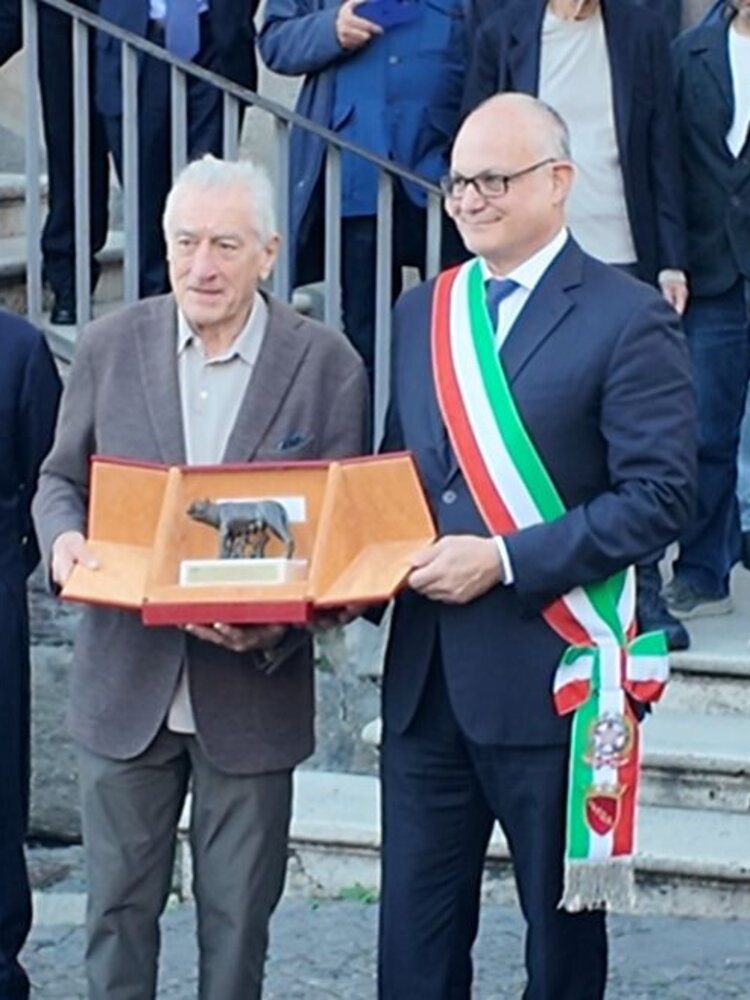 Robert De Niro riceve la Lupa Capitolina in Campidoglio, "Roma opera d ...