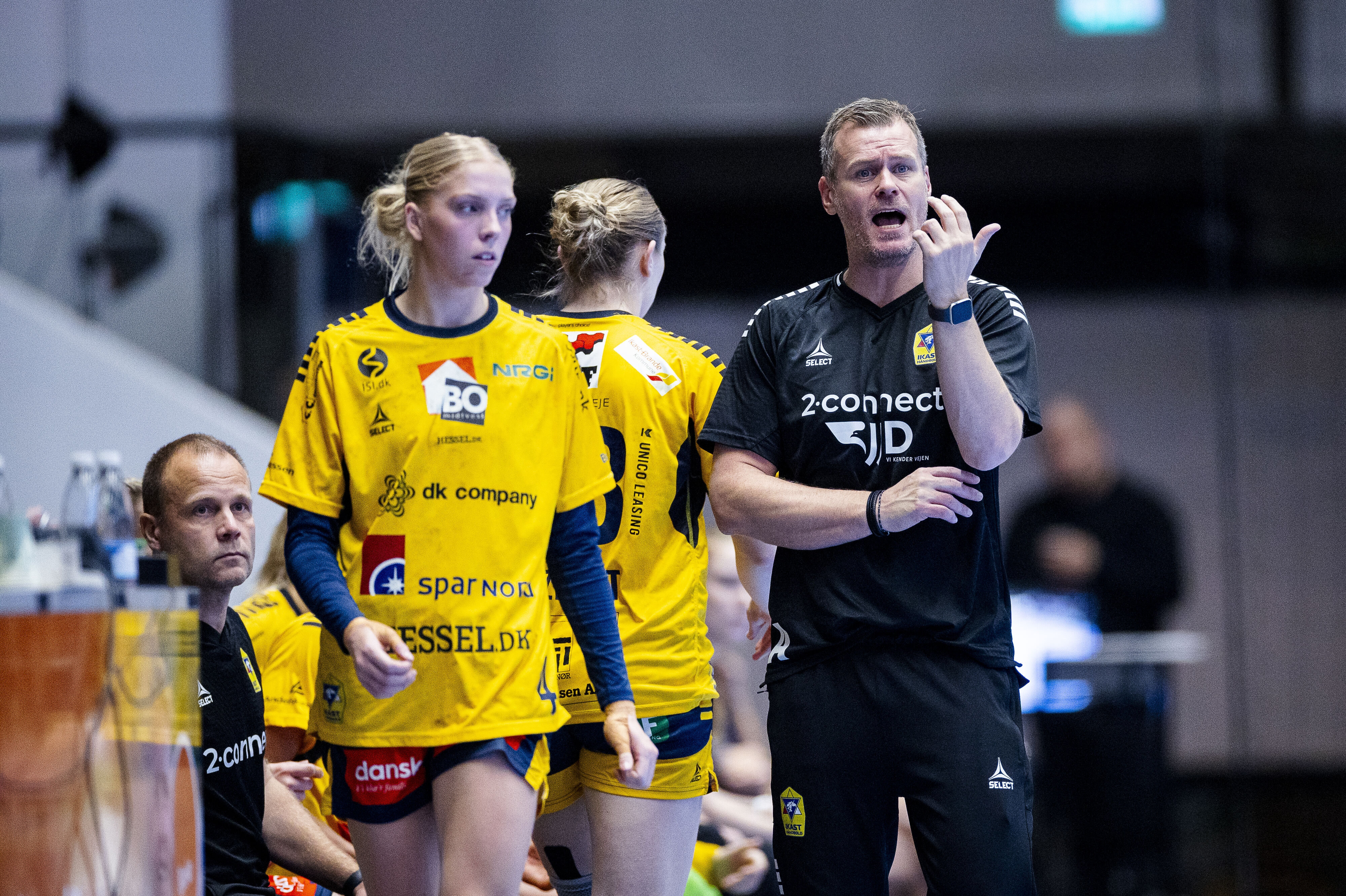 Ikast smider træner på porten en time efter lussing