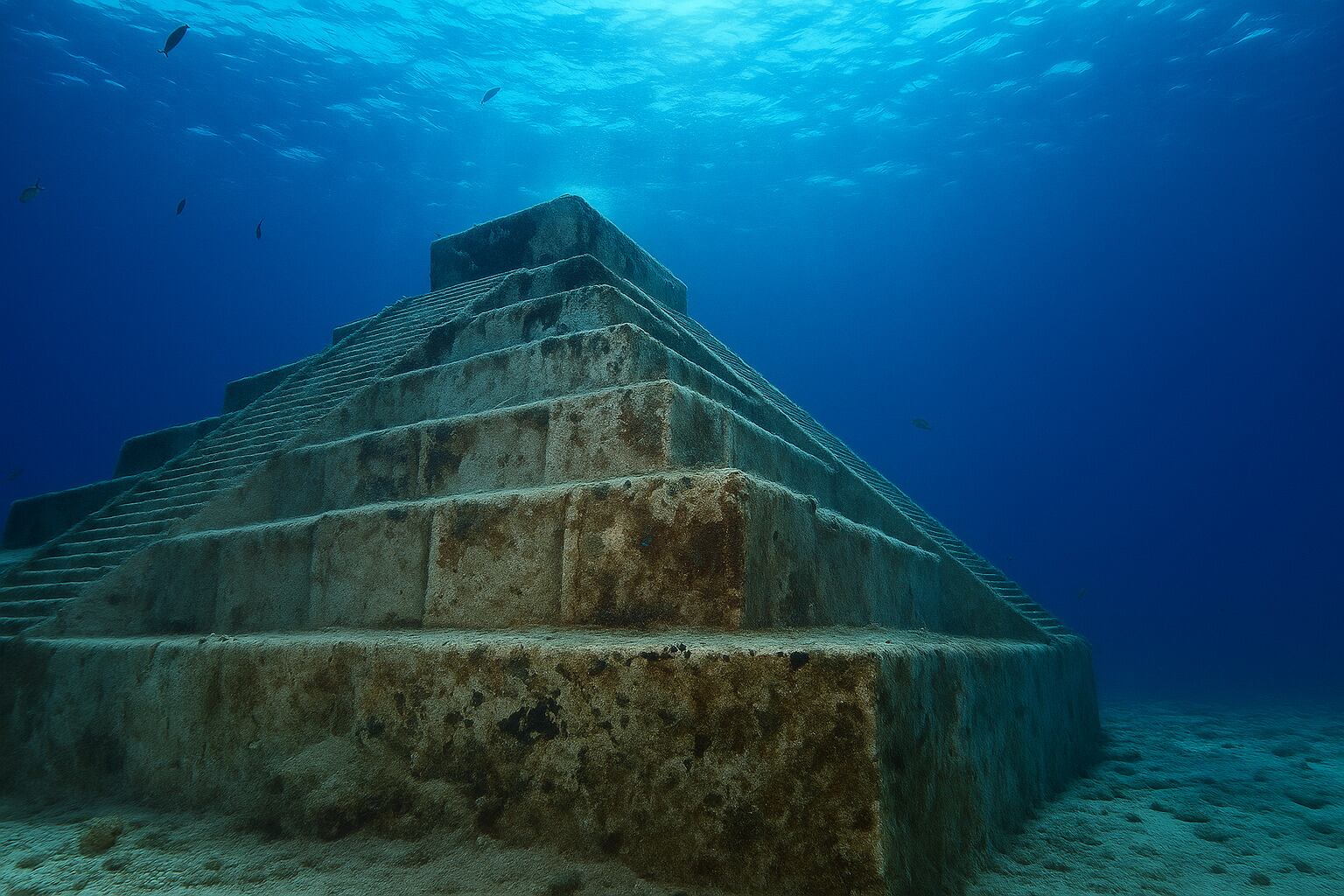 Increíble descubrimiento arqueológico: hallaron una pirámide submarina ...