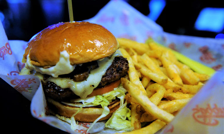 Veterans Day 2025 deals, free meals near me today. Freebies at Texas ...