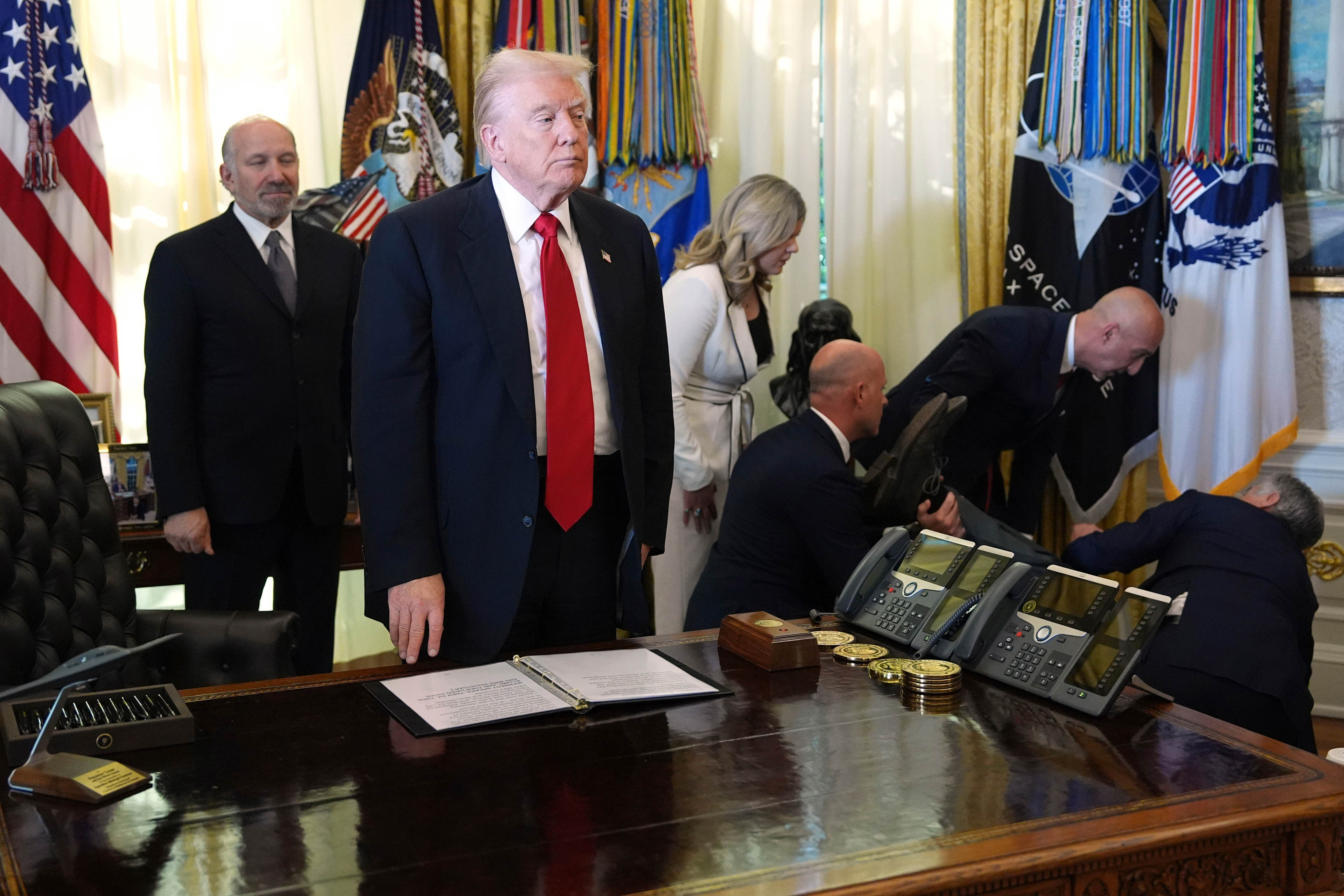 Man collapses behind Trump during Oval Office announcement