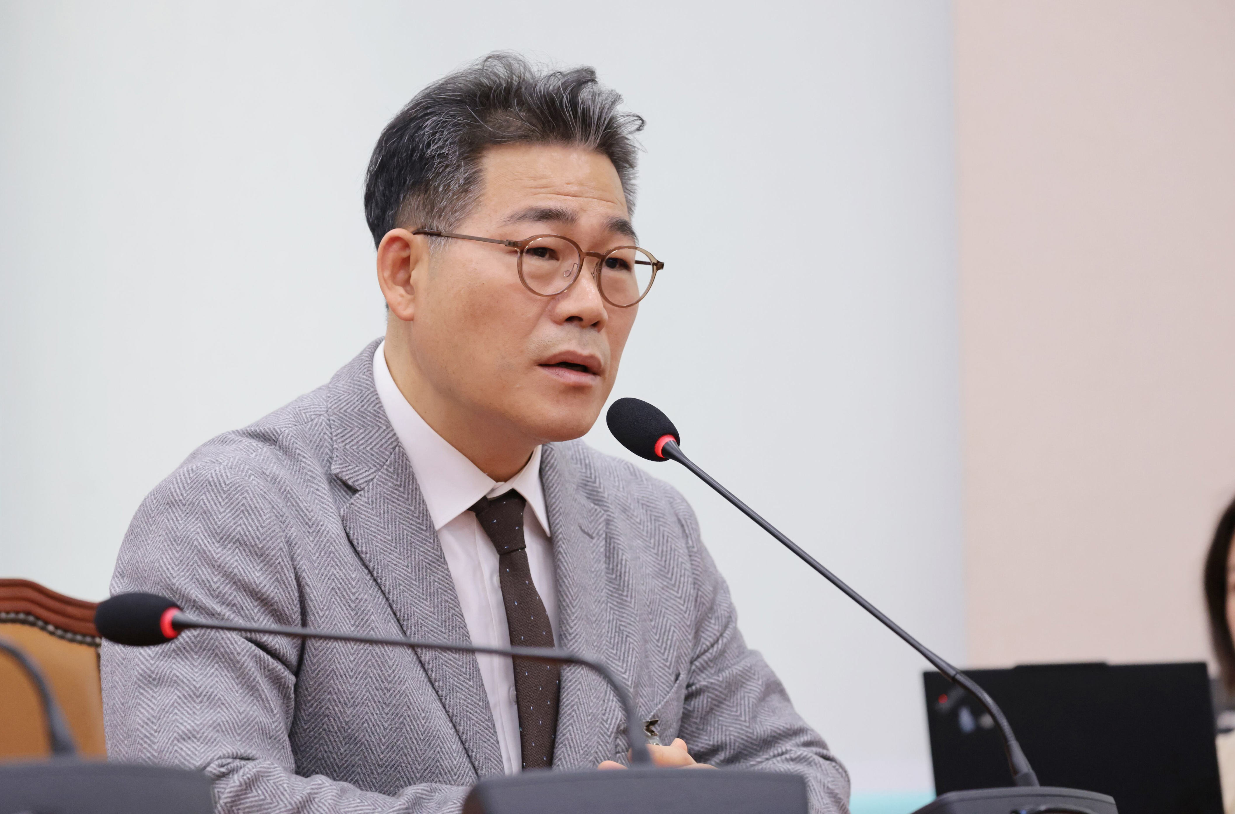 Customs Probe Chief Defends Couriers' Assistance Claims