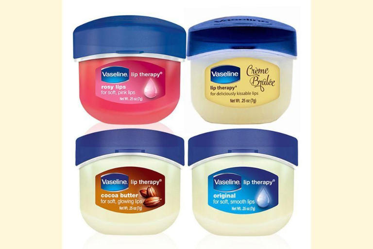 Cara menggunakan Vaseline Lip Therapy untuk bibir hitam, biar cerah!