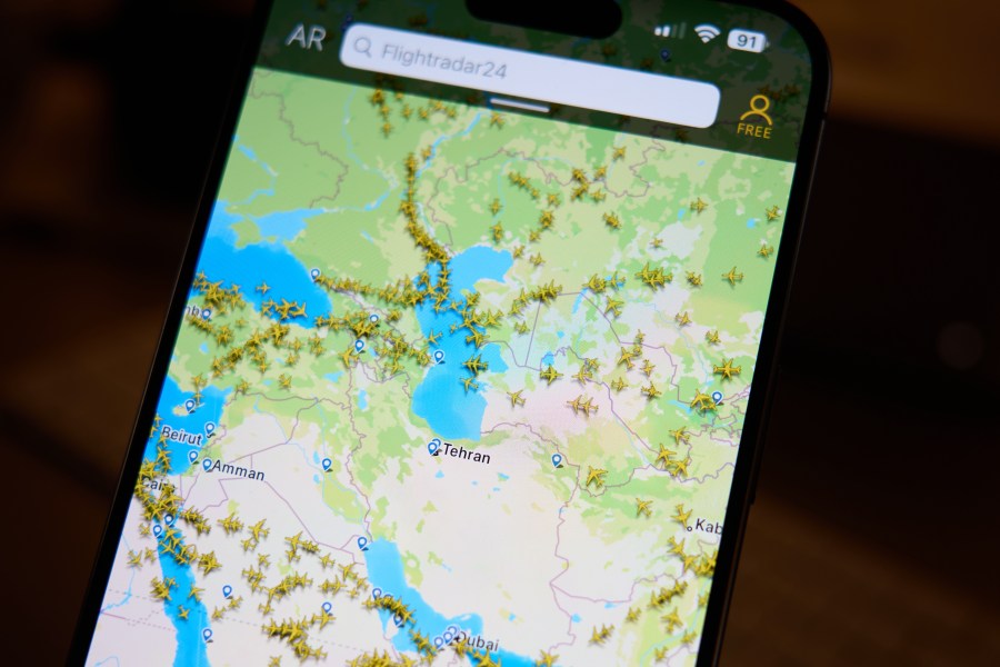 Major airlines begin canceling hundreds of flights