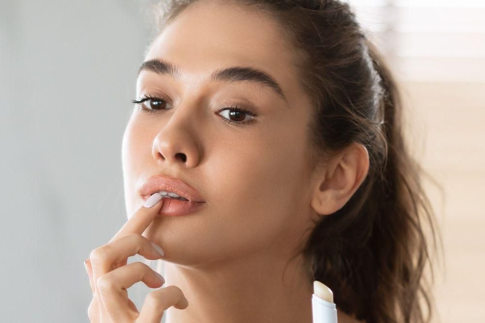 Cara menggunakan Vaseline Lip Therapy untuk bibir hitam, biar cerah!