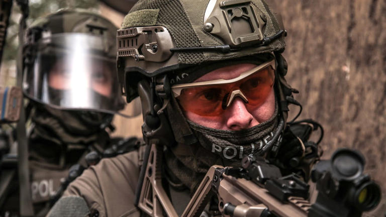 Mann verschanzt sich mit Frau – Spezialkräfte stürmen Hochhaus