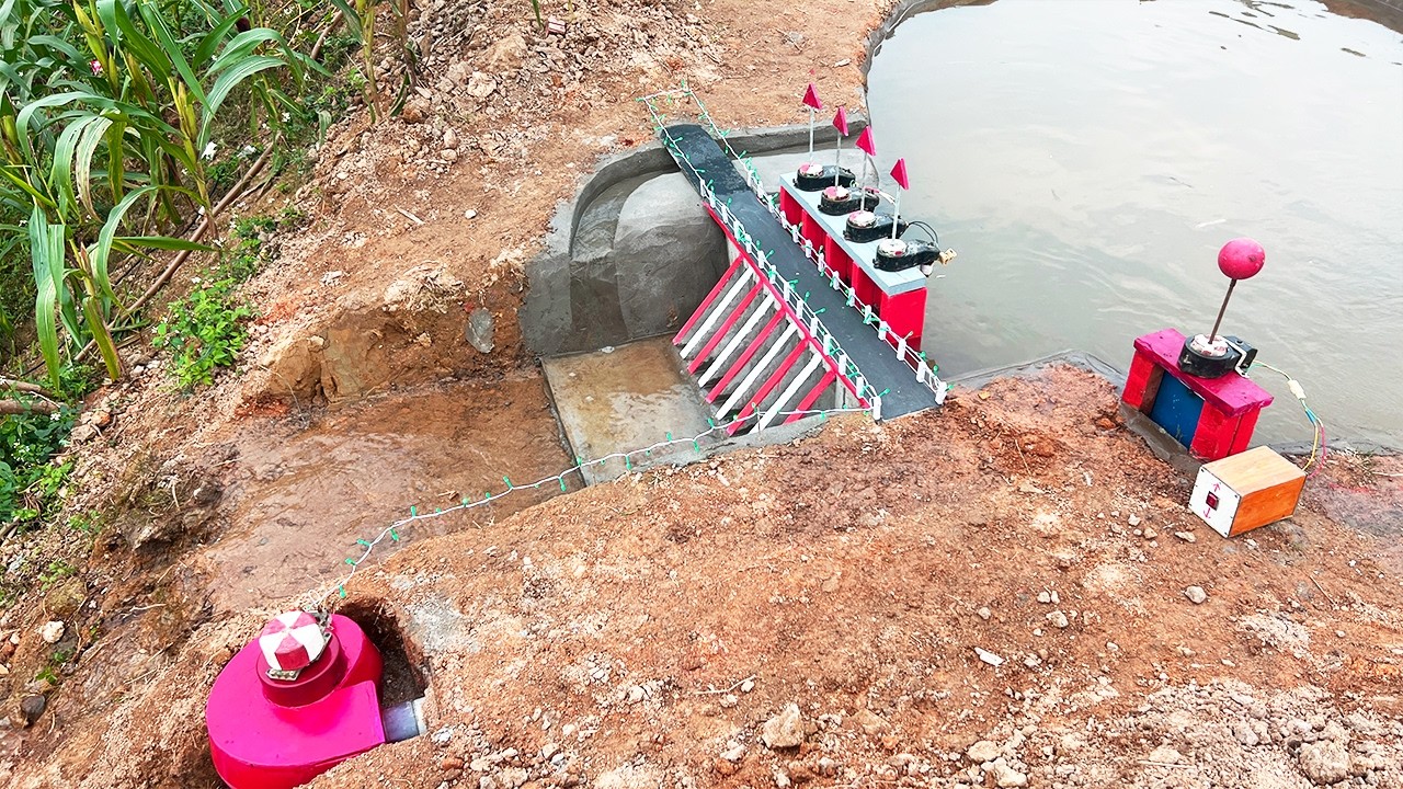 Construction of curved hydroelectric dam with Francis turbine