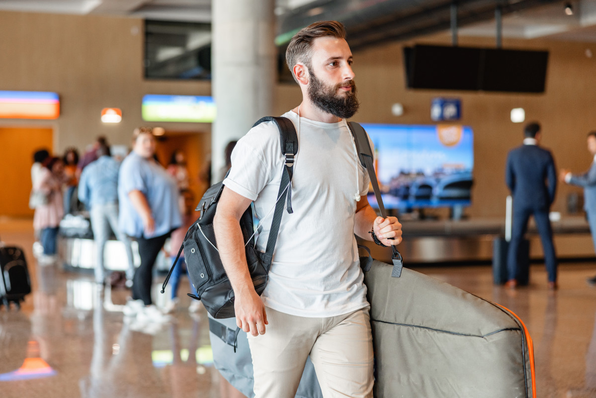 Alaska and Hawaiian Airlines Are Making Waves With New Surfboard Policy ...