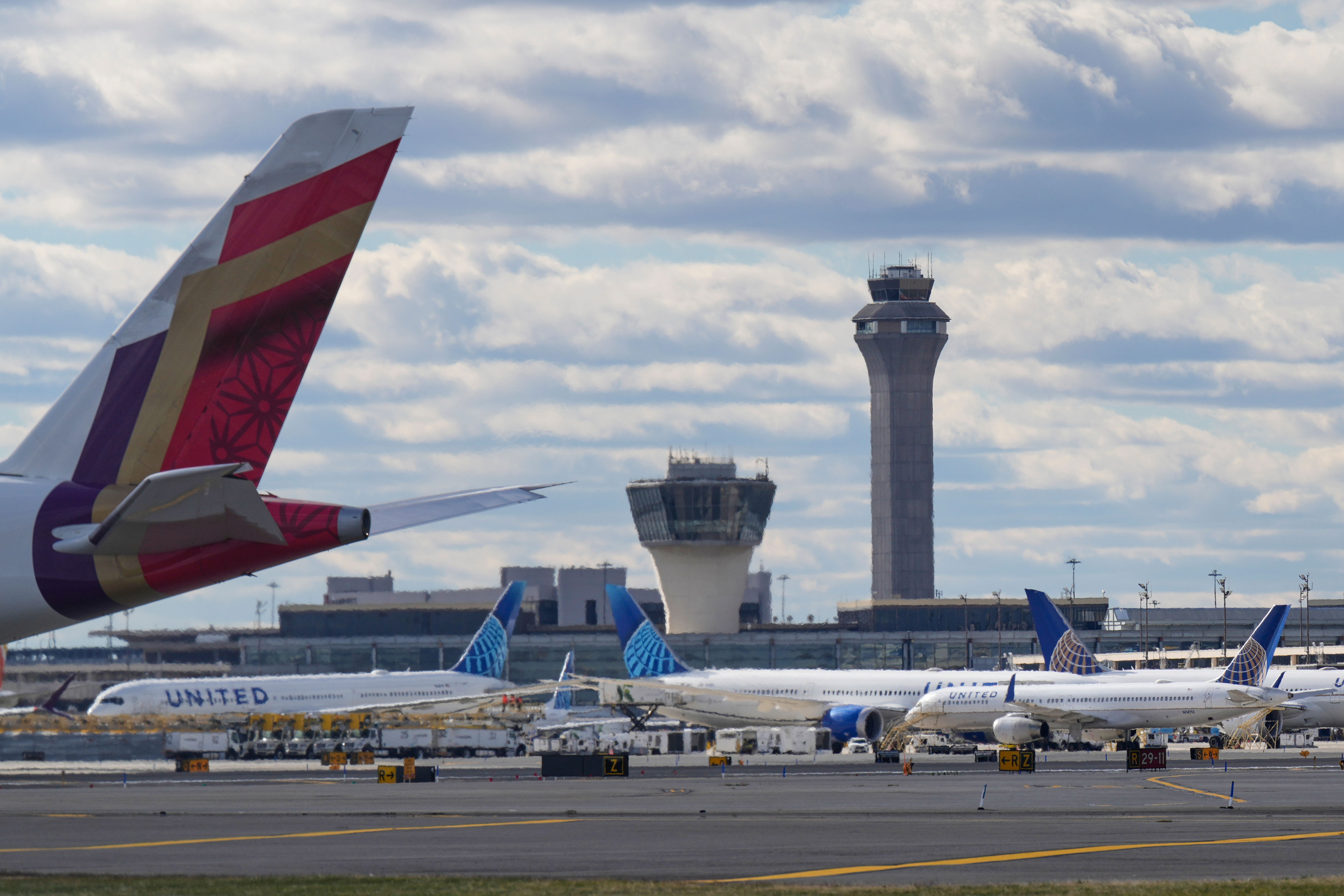 After air travel chaos, FAA shuts down — again