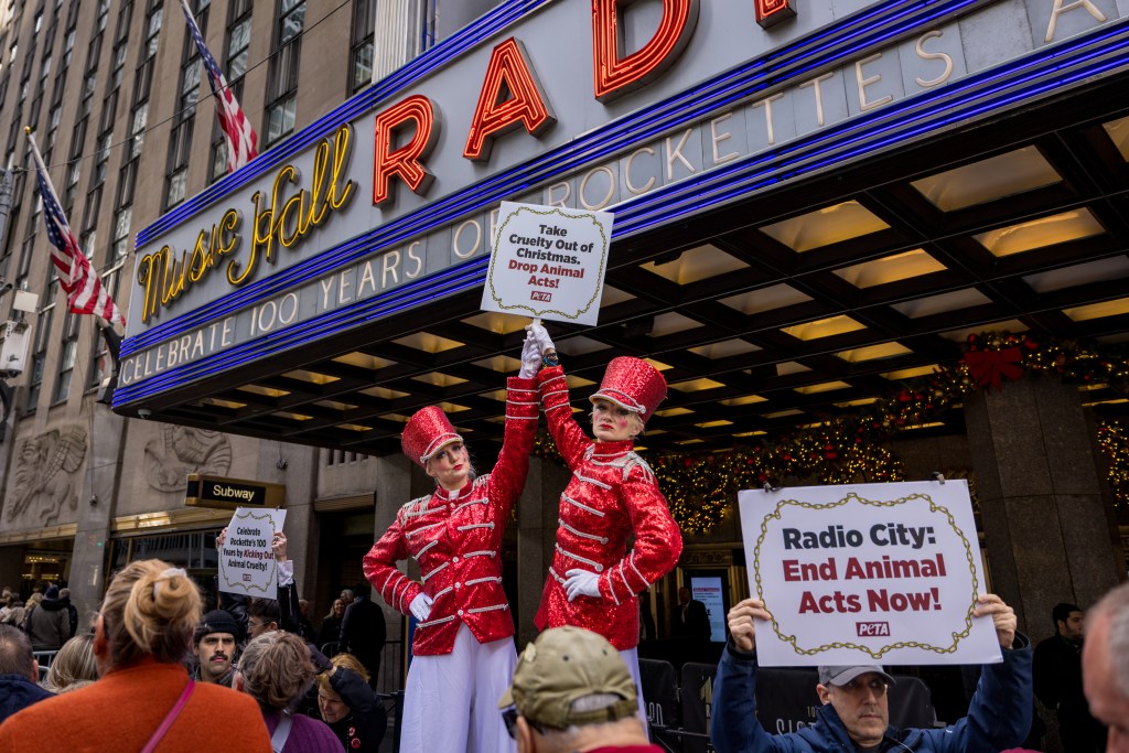 Alec Baldwin bashes Radio City’s live-animal Nativity scenes in new ...