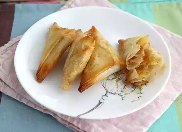 Apple and cinnamon samosas