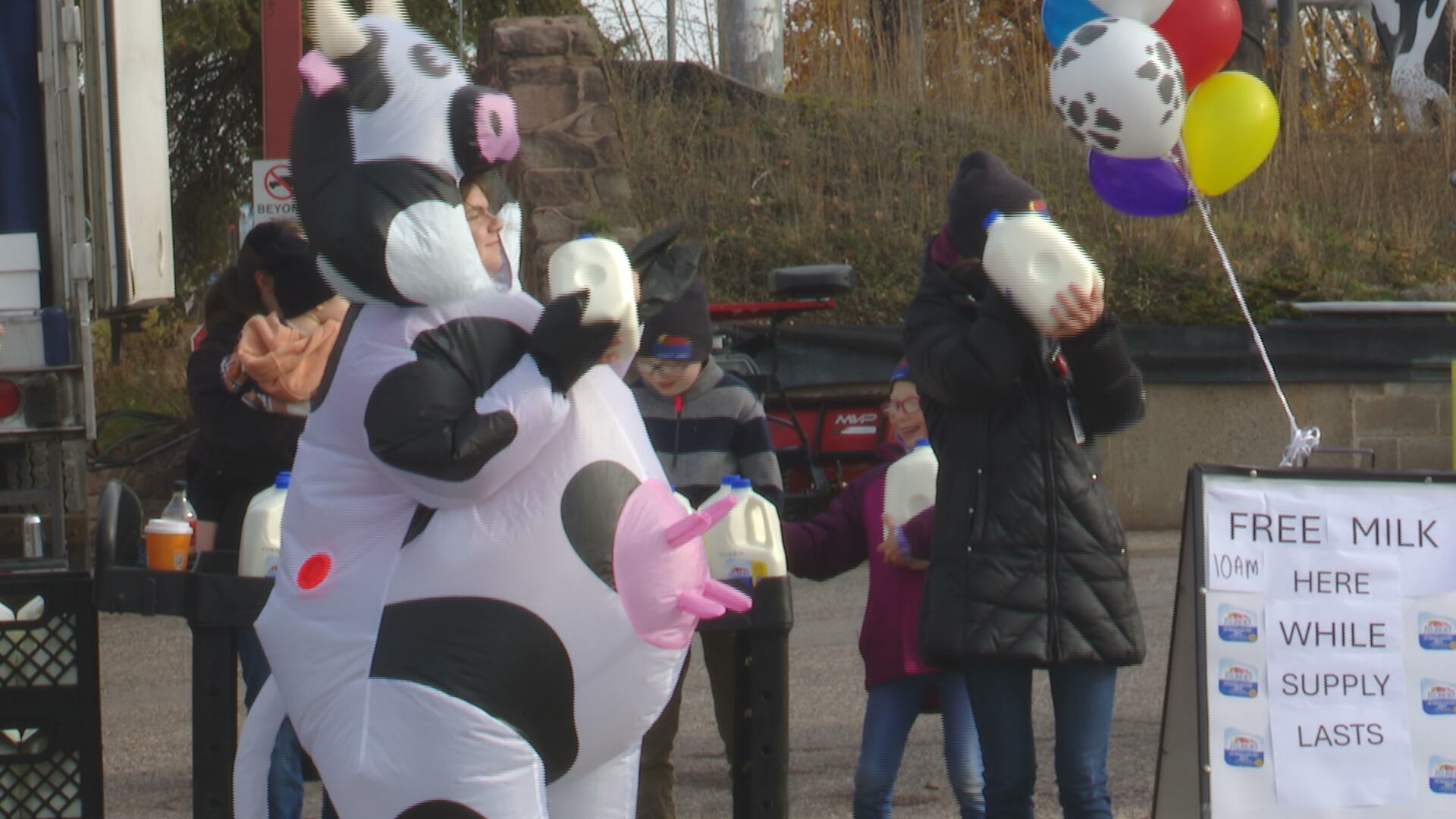 Jilbert Dairy gives out 1,000 milk gallons to Marquette community ...