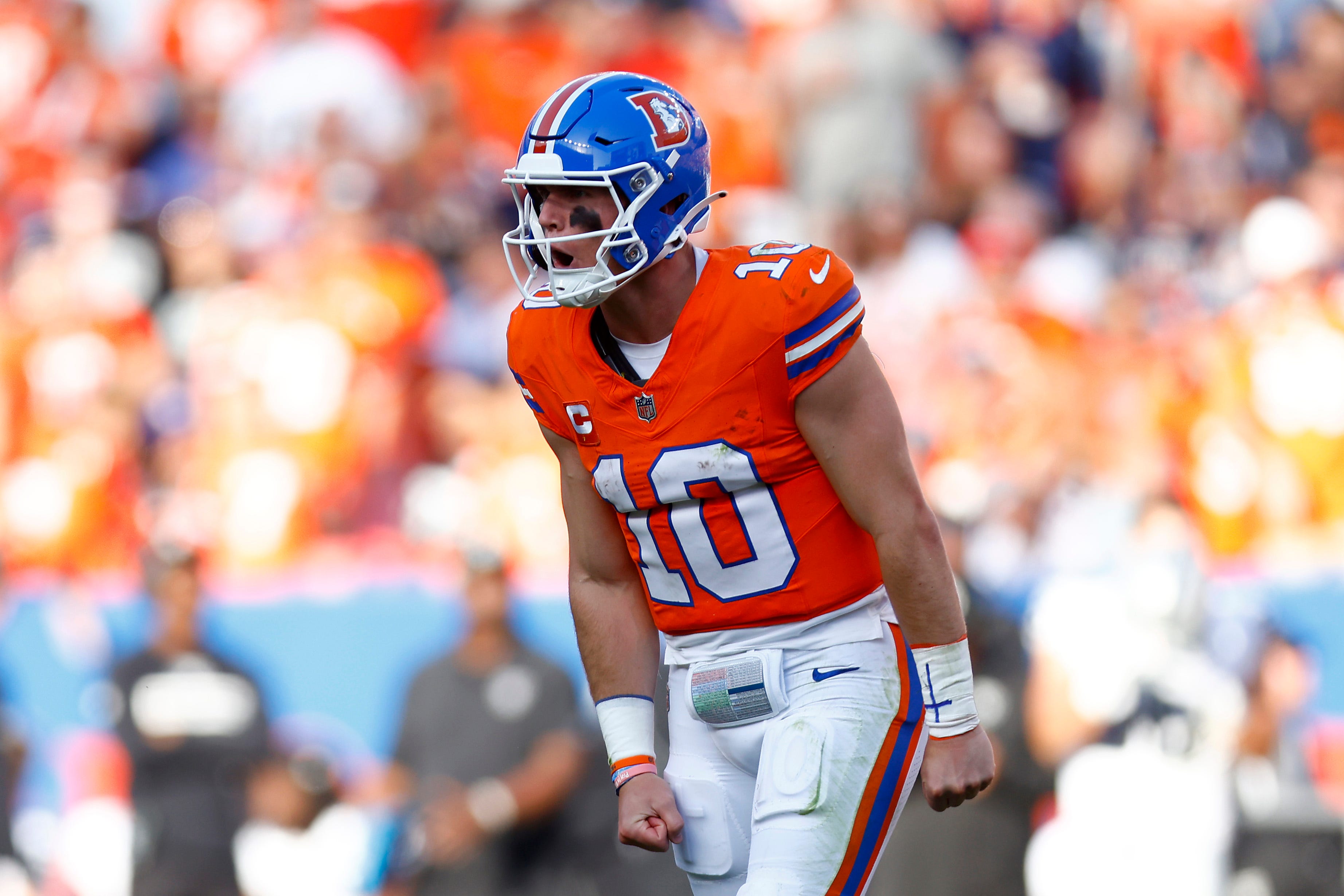 Twitter reacts to Broncos' great throwback uniform on 'Thursday Night ...