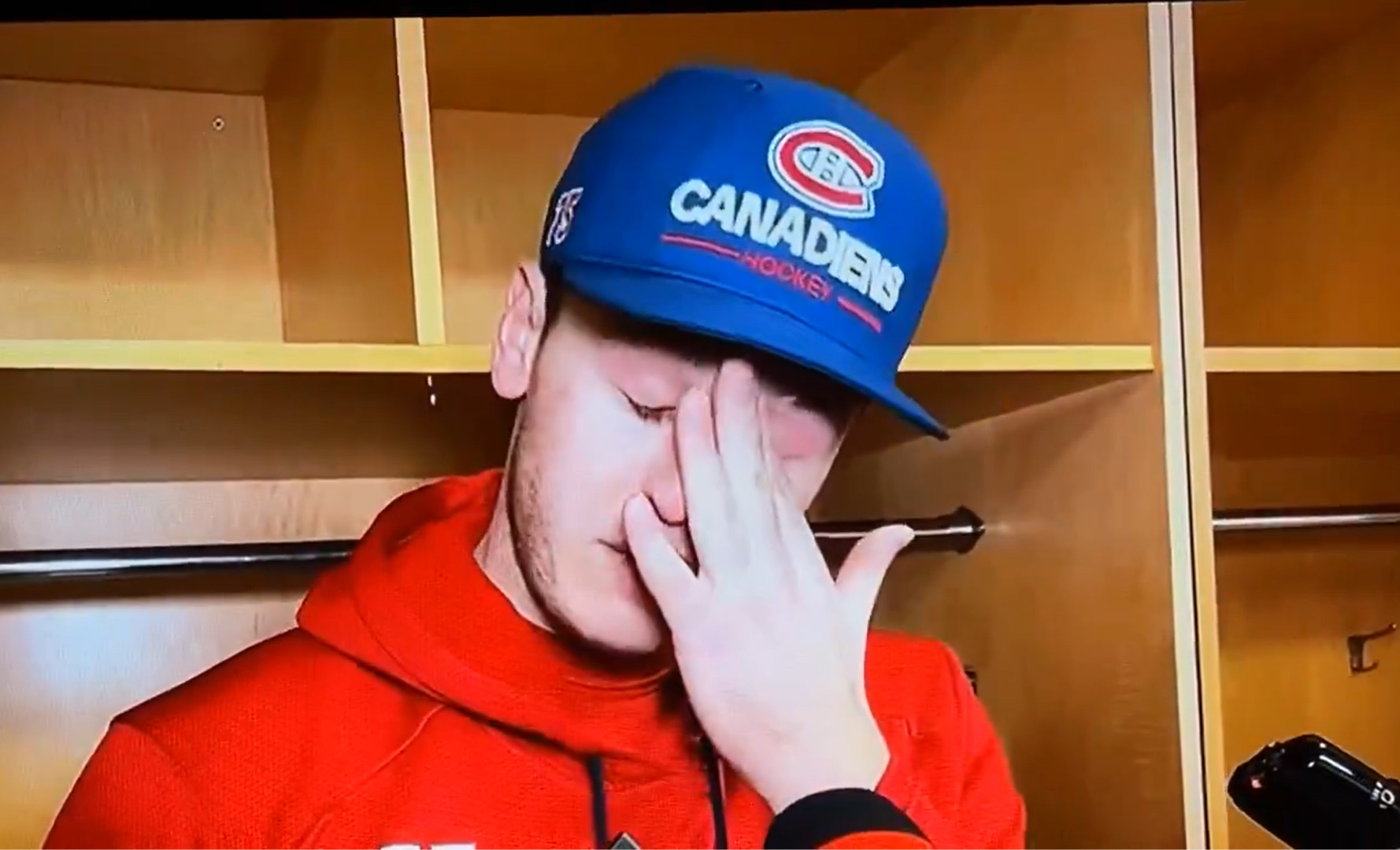 Jakub Dobes en larmes après la défaite du Canadien