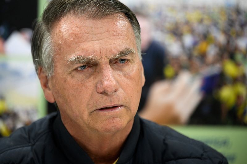 Moraes veta oitiva virtual e autoriza polícia a ouvir Bolsonaro
