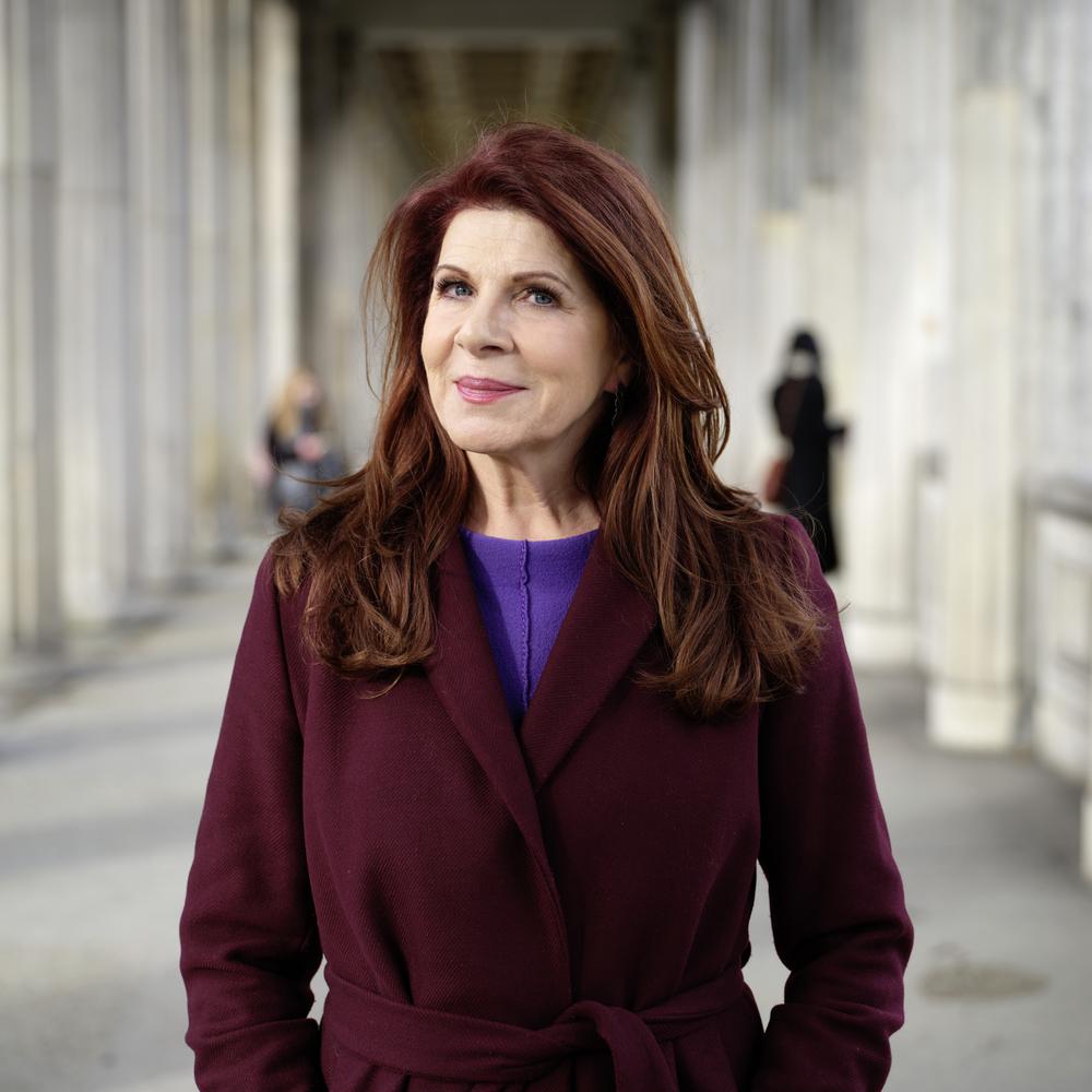 Schauspielerin Claudia Wenzel im Interview: „Viele Menschen entschuldigen sich dafür, dass sie ...