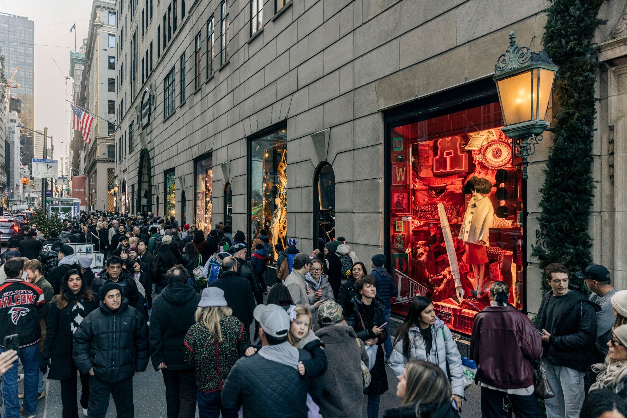 US Holiday Spending Projected to Exceed $1 Trillion in 2025