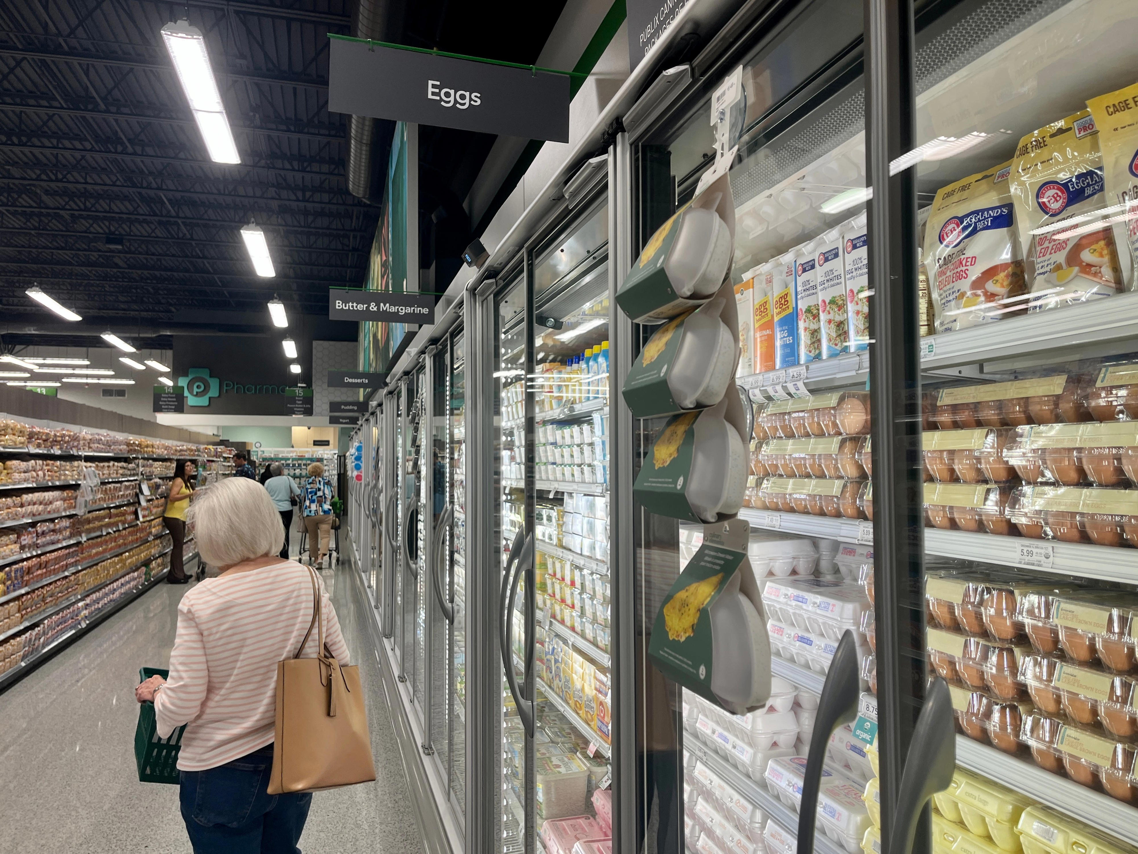 Which grocery stores are open on New Year's Eve and New Year's Day?
