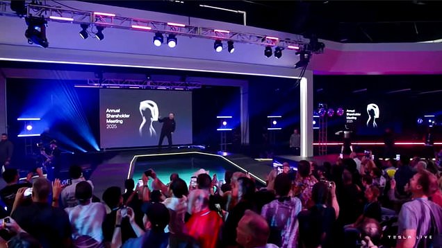 Elon Musk does a little dance on stage after $1,000,000,000,000 pay deal