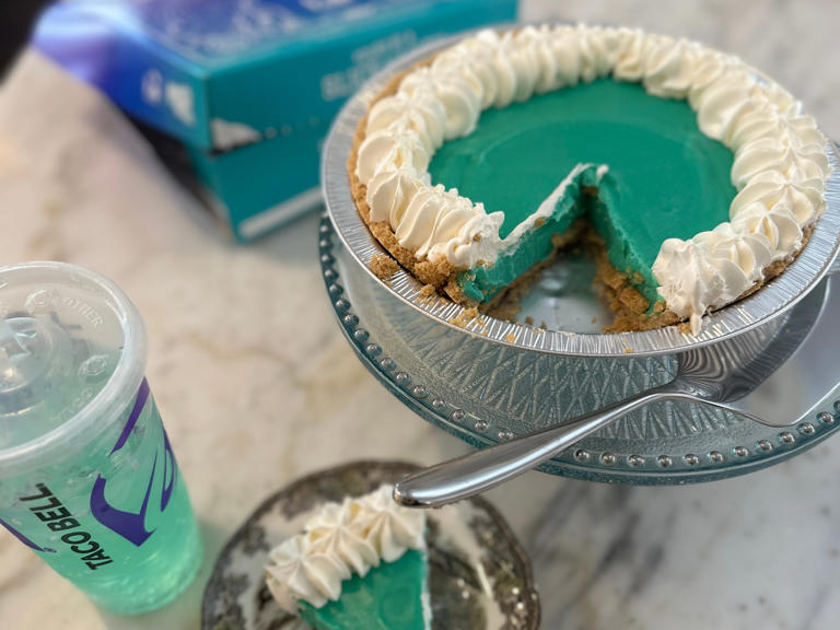 Taco Bell's Mountain Dew Baja Blast pie looks inedible. I tried it ...