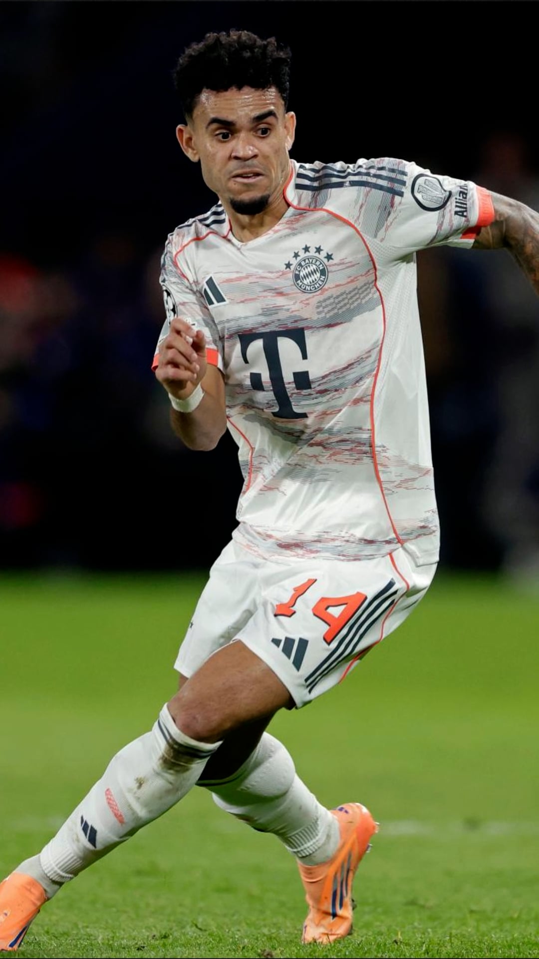 Carrinho Brutal De Luis Díaz Em Hakimi Pode Render Suspensão Na Liga ...