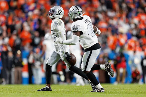 Kenny Pickett has to separate Geno Smith from teammate after furious ...