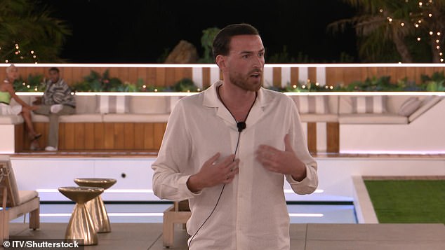 Love Island SPOILER: Ronnie fumes over Harriett 'showmance' claims