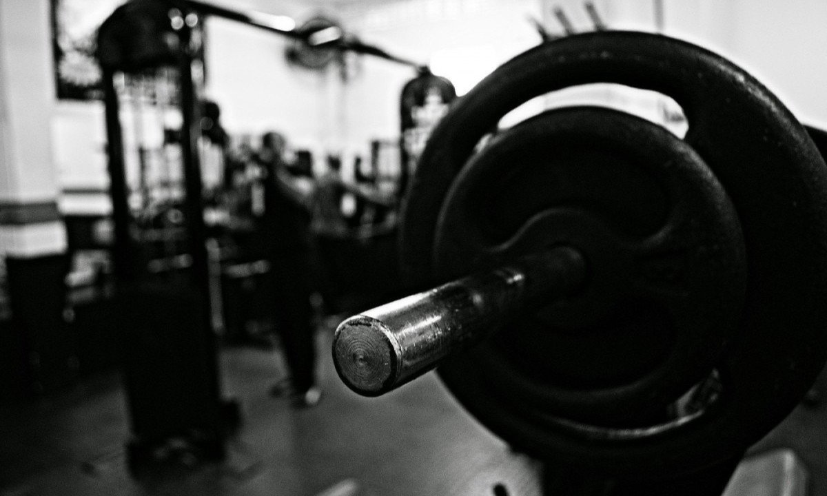 Lutador de jiu-jítsu diz que PM filmou bunda de esposa e quebra perna dele