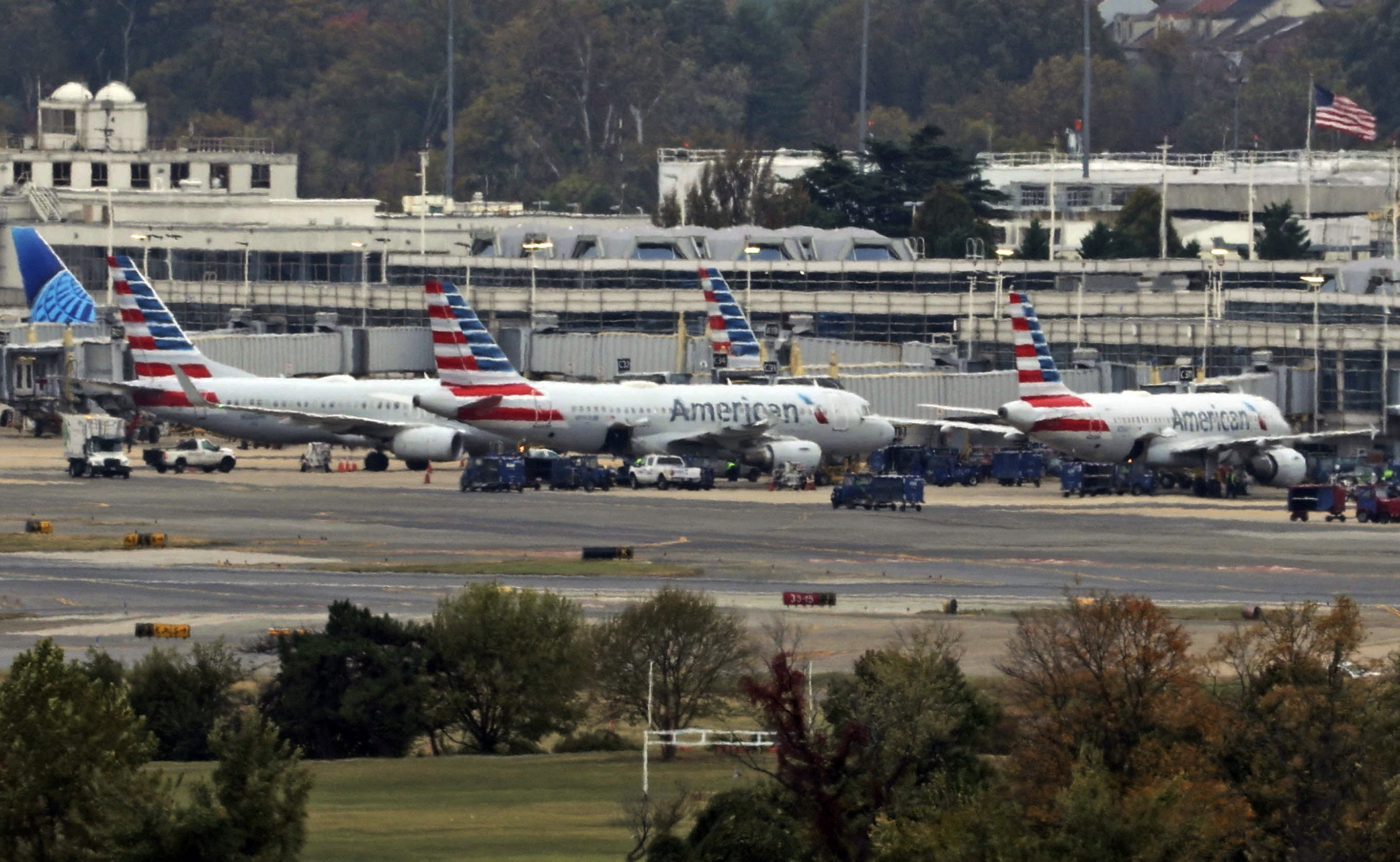 Why have hundreds of flights been cancelled in the US?