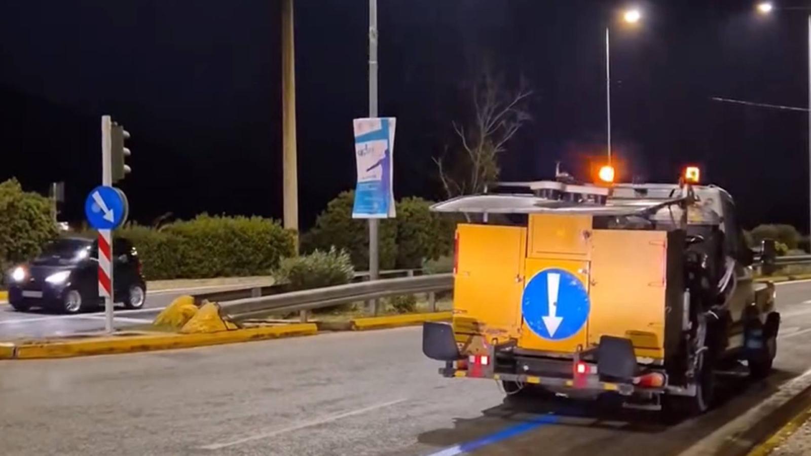 Η μπλε γραμμή επέστρεψε στους δρόμους της Αθήνας -Δείτε πώς την έβαψαν ...