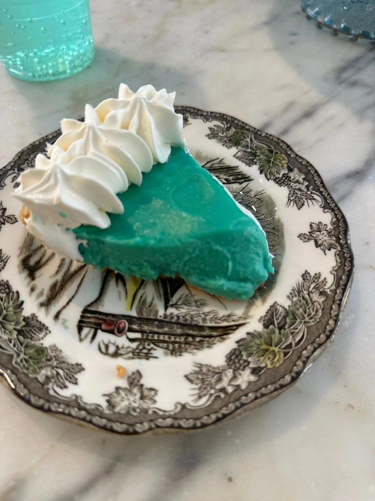 I tried Taco Bell's Mountain Dew Baja Blast pie. I can see — and taste ...