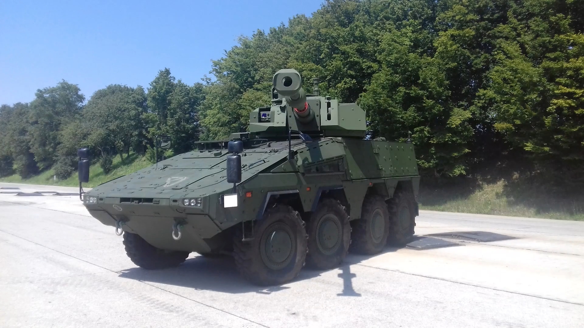 MBT and IFV in ONE - New German BOXER Tracked IFV