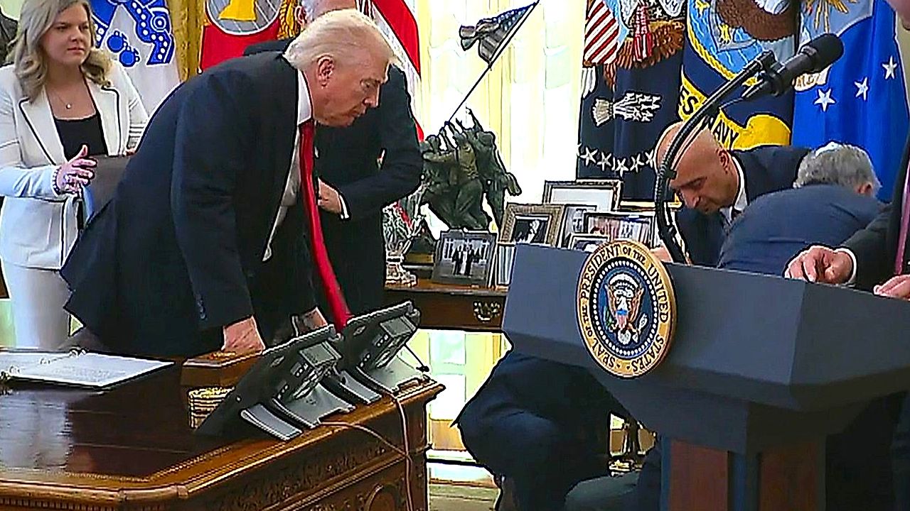 Man collapses in Oval Office as Trump meets with pharmacy executives