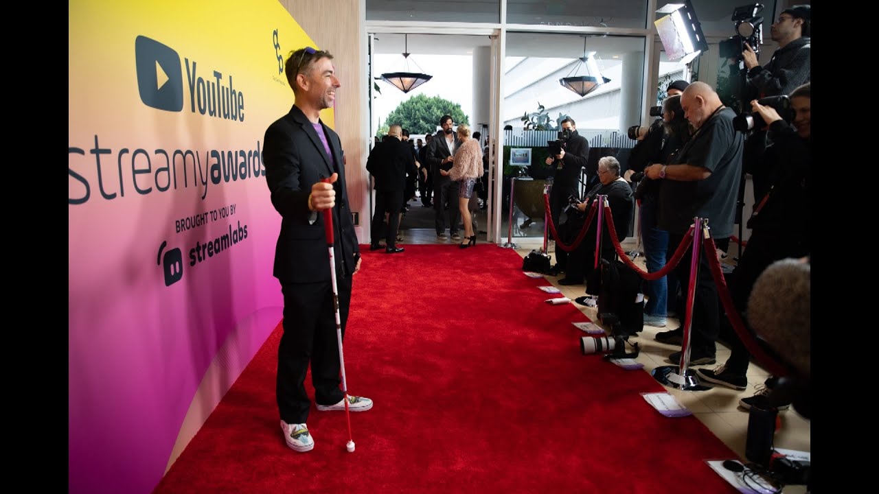 Blind guy crashes into the biggest stars at the 12th Streamys...literally