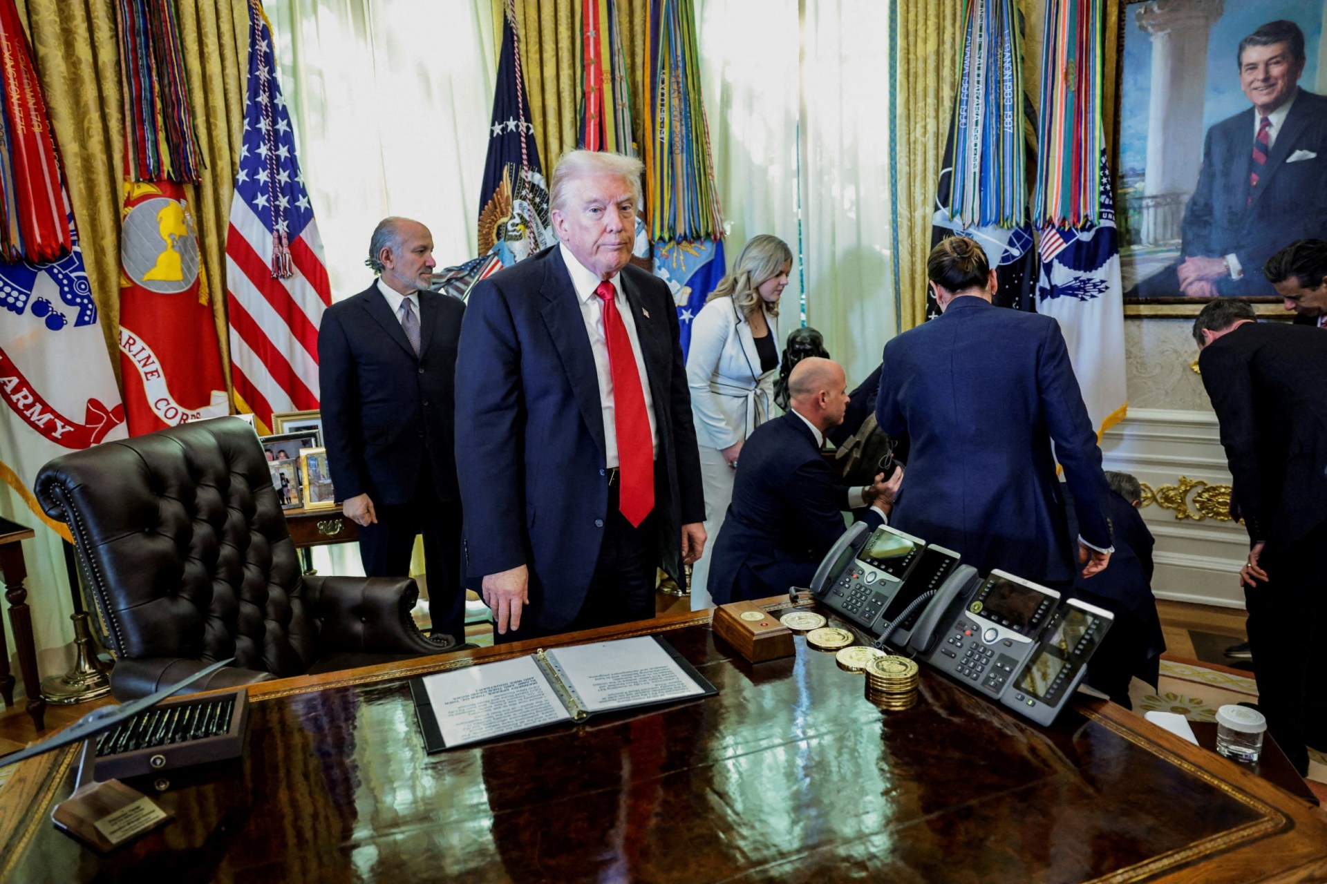 Trump's reaction to man fainting behind him