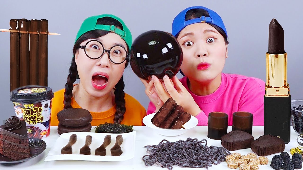 Makanan penutup cokelat mie hitam mukbang DONA