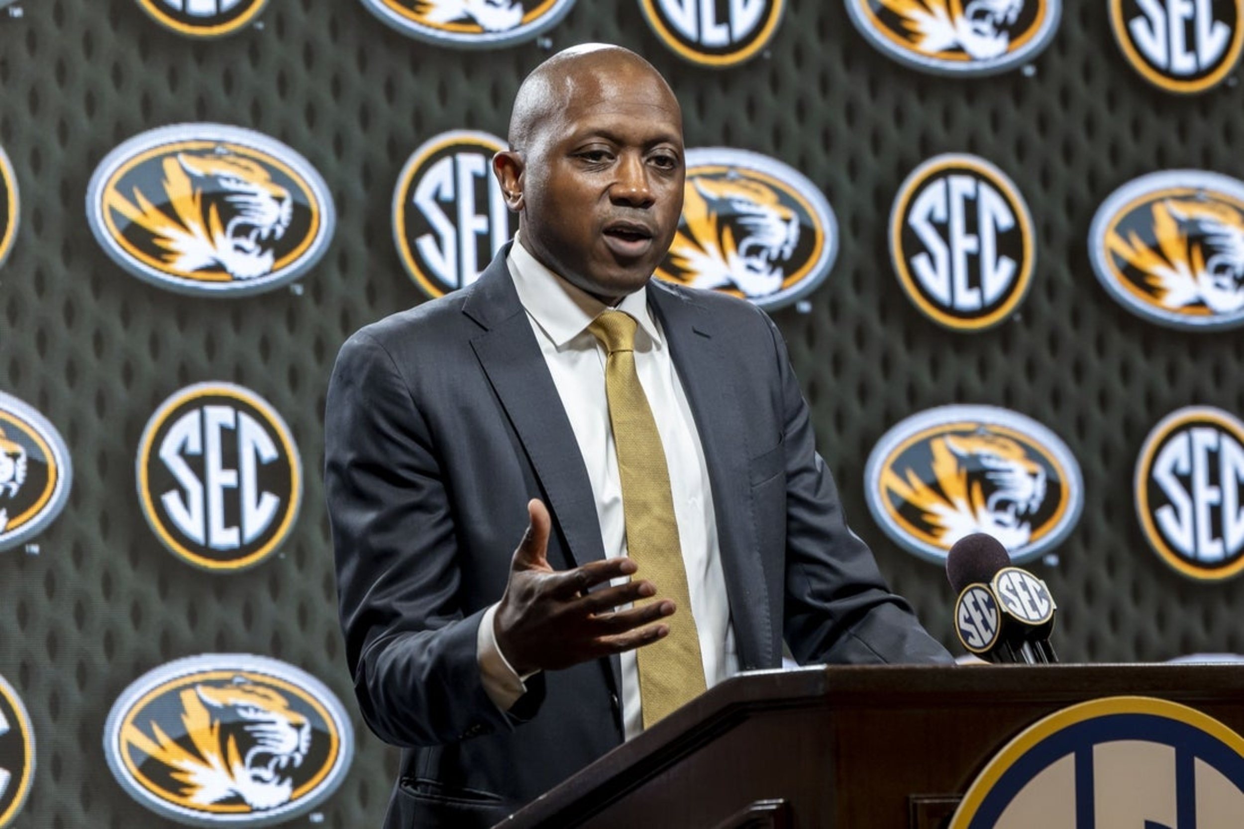 Missouri puts 5 in double figures during win over Minnesota