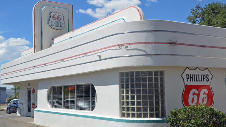 This Old-School Route 66 Diner Will Take You Back To The 1950s