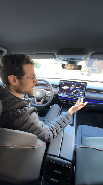 Volkswagen ID.7 GTX: Como a cabine inteligente responde a comandos de voz