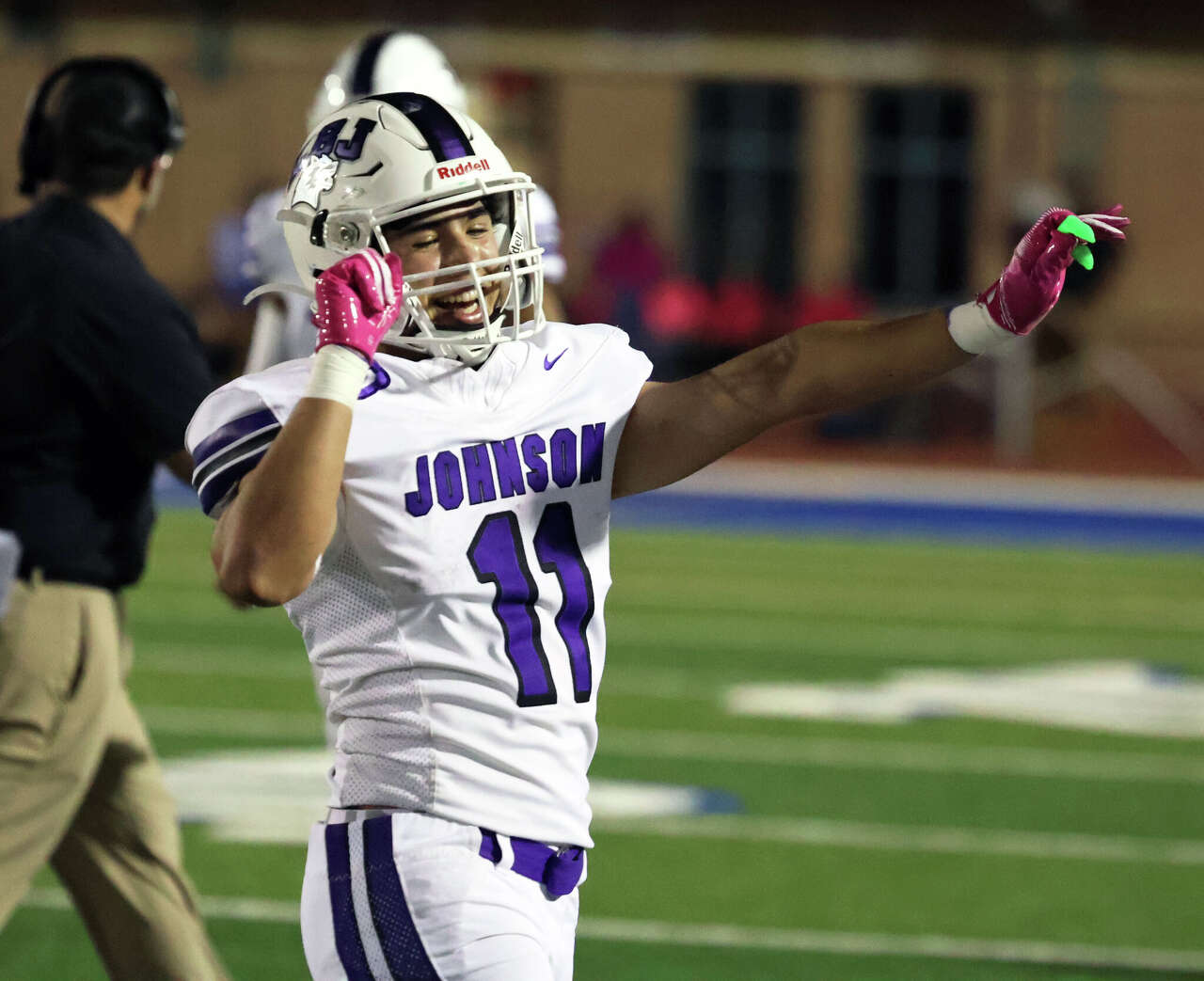 LBJ ends 10-year drought to Alexander with trick play, late field goal