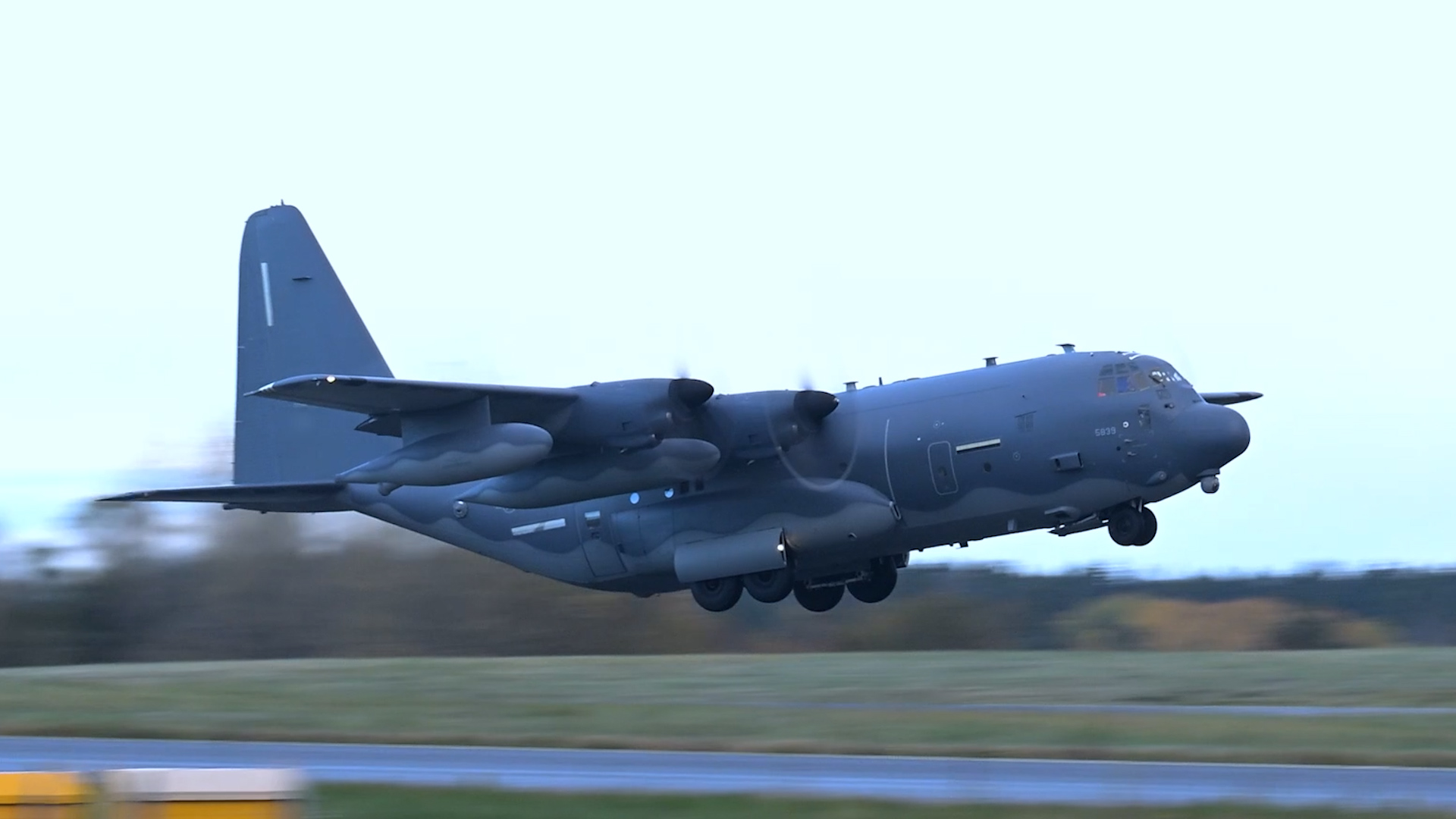 MC-130J Commando II-vliegtuig stijgt op voor speciale operatie