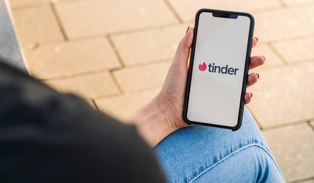 Love hopefuls swipe left on dating apps as Tinder usage drops