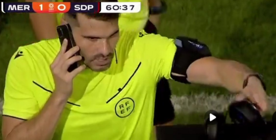 Heb dat voor: scheidsrechter pakt GSM erbij na VAR-check van tien minuten